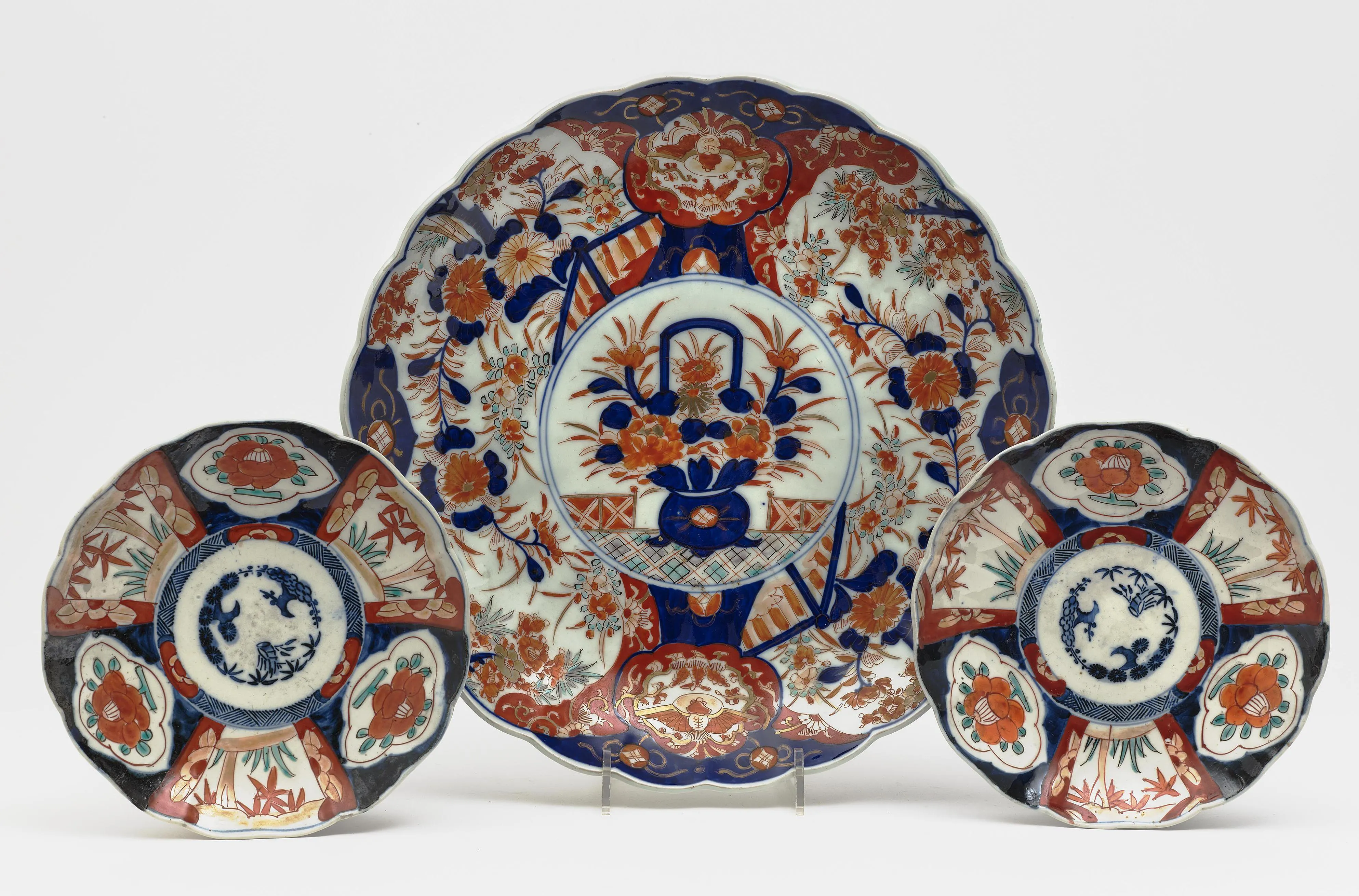 An Imari fan-shaped platter and two Imari plates | Widewalls
