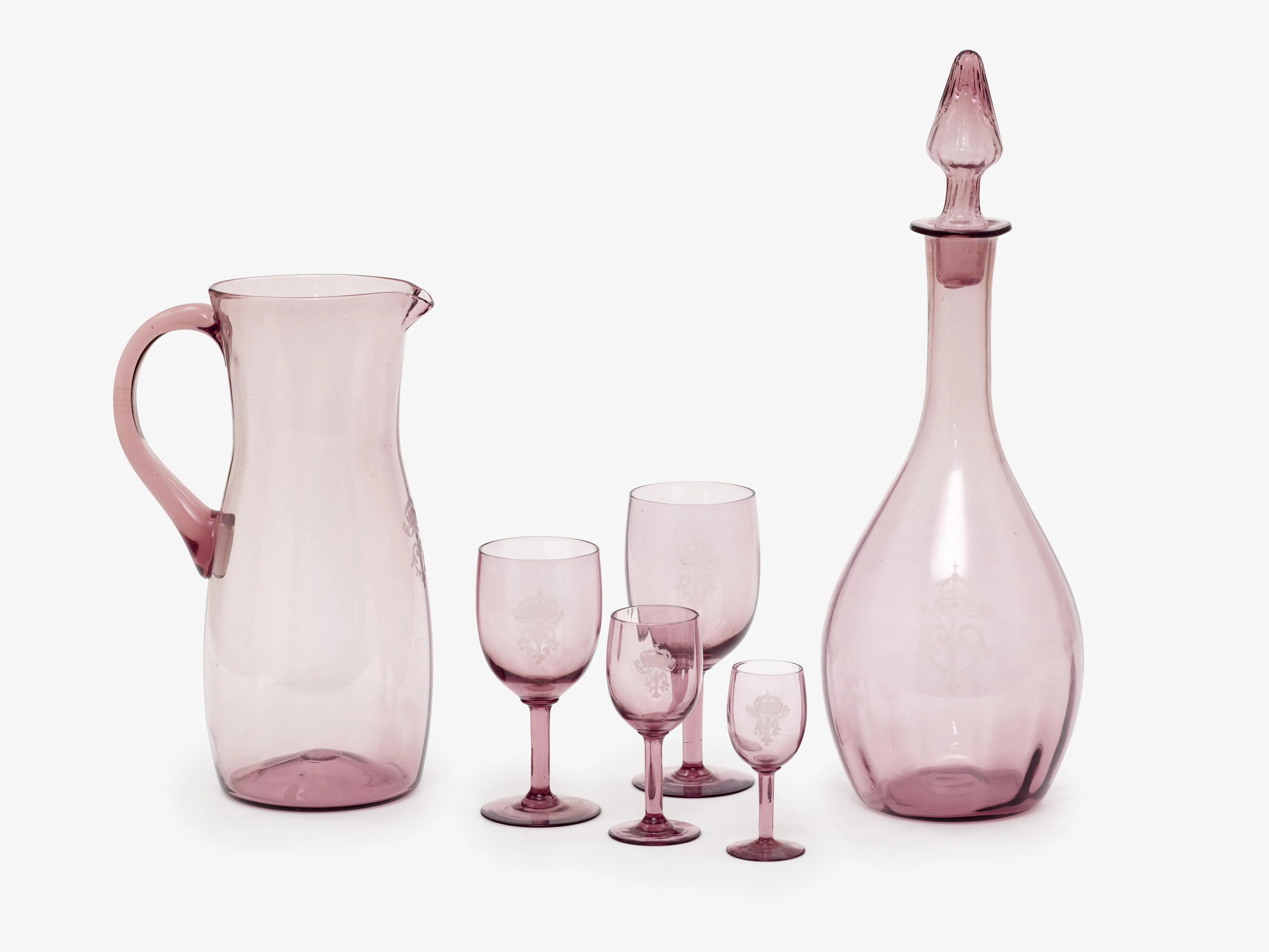 52 pieces of glassware | Widewalls
