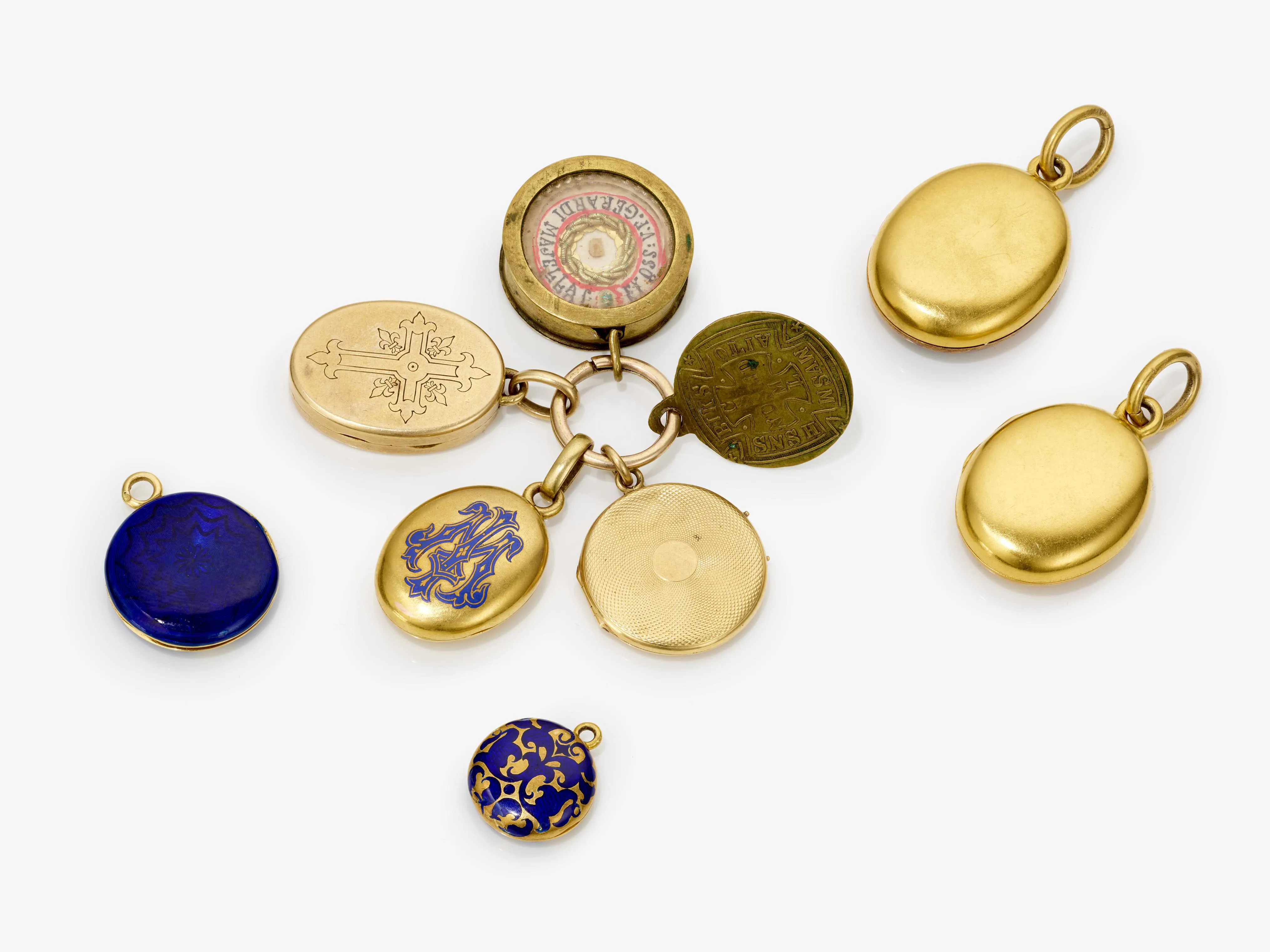 Seven lockets, a reliquary pendant and a pilgrimage coin | Widewalls