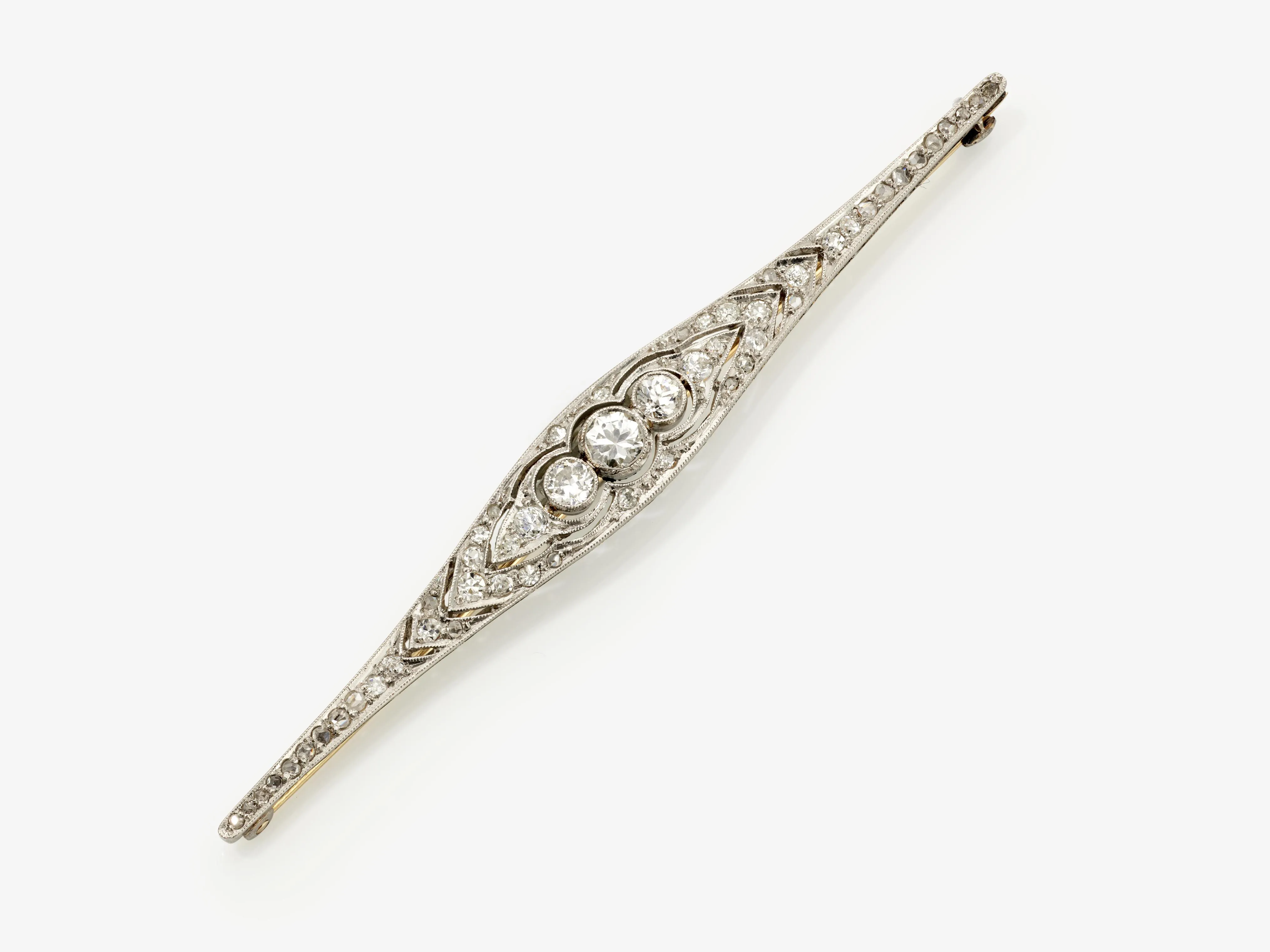 An Art Deco bar pin decorated with diamonds | Widewalls