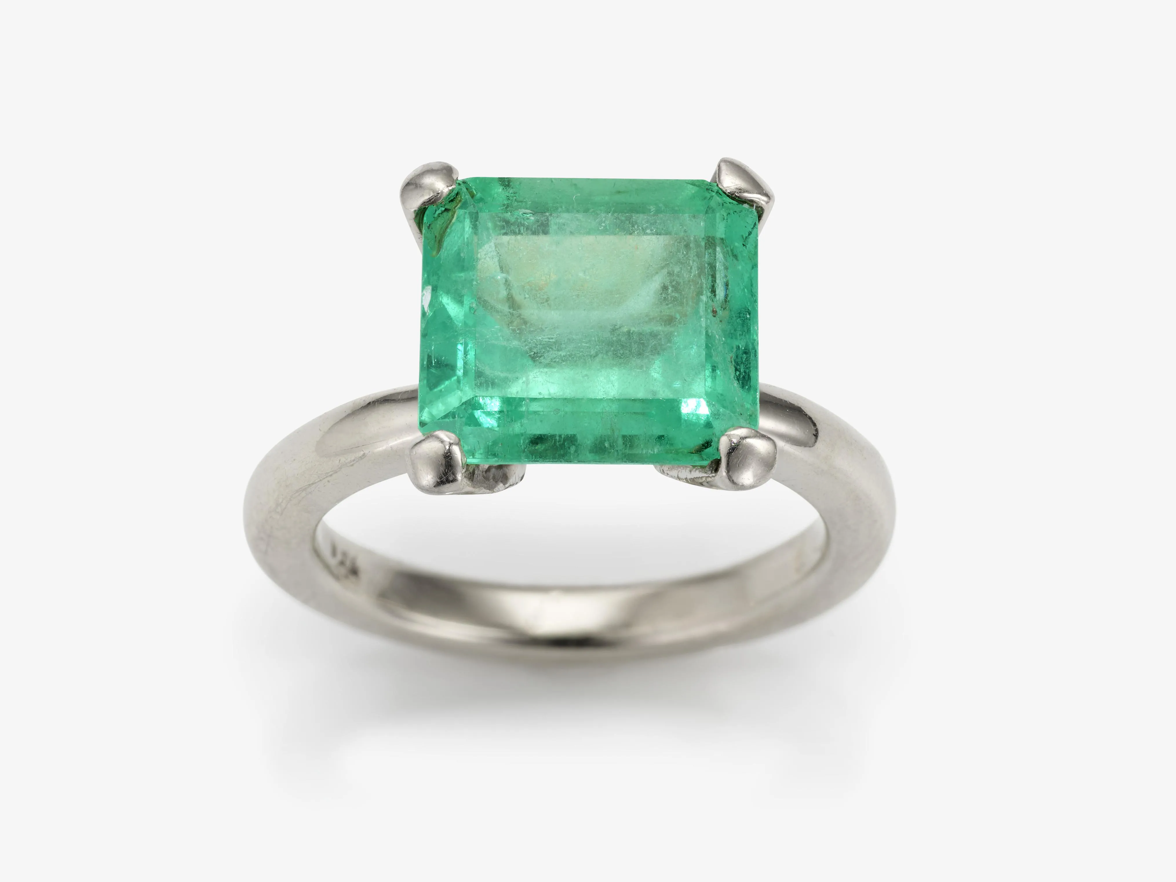 An emerald ring | Widewalls