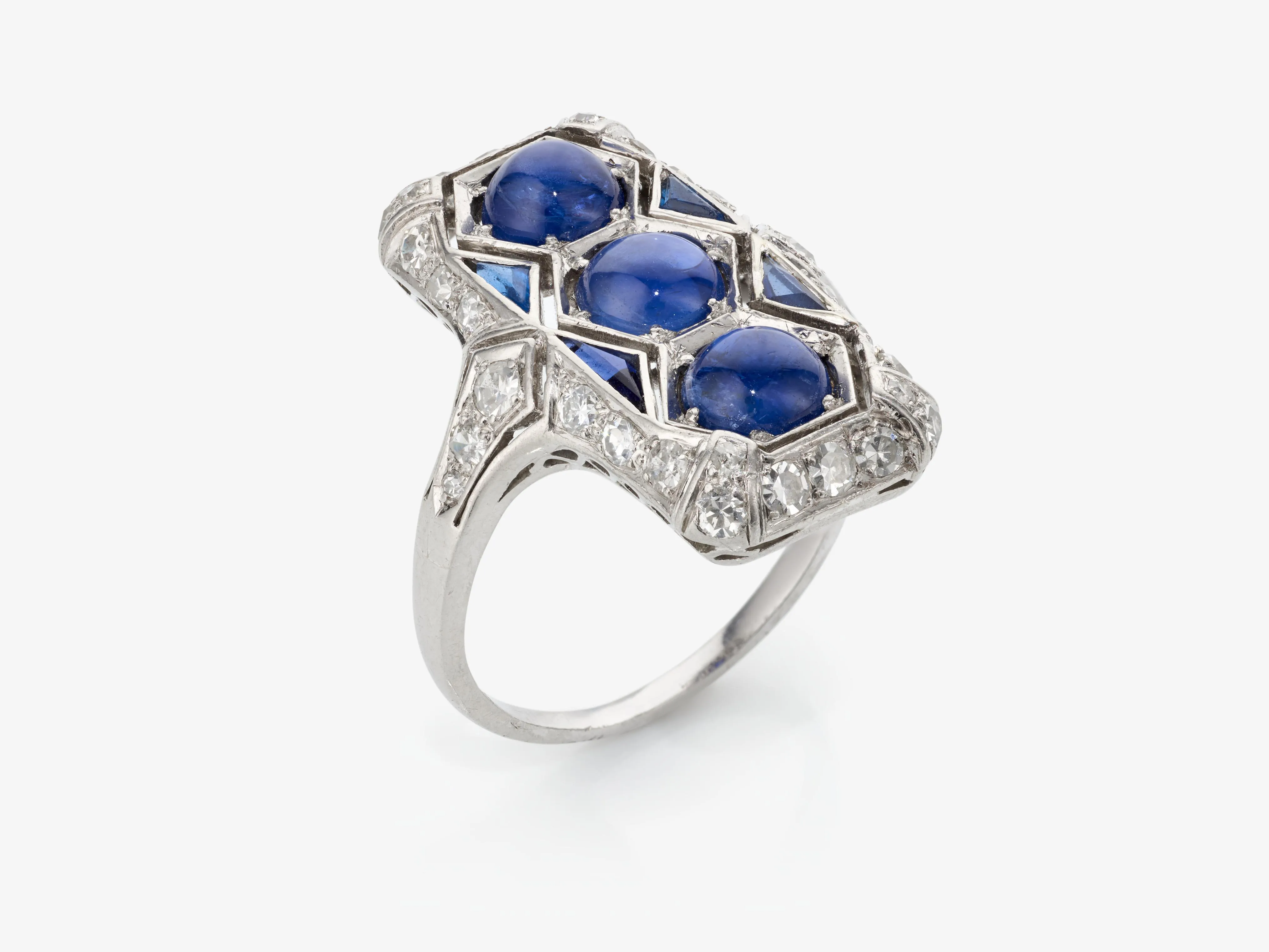 A historical ring decorated with sapphires and diamonds | Widewalls