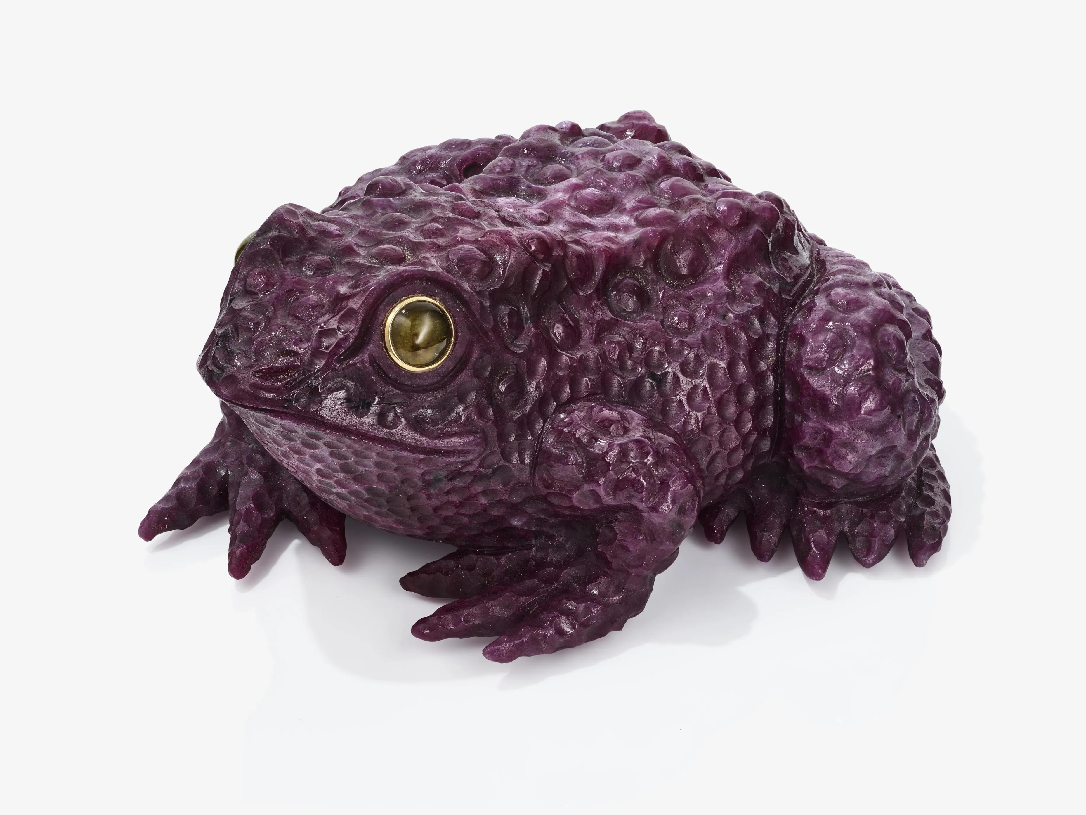 A naturalistically designed toad made of ruby | Widewalls