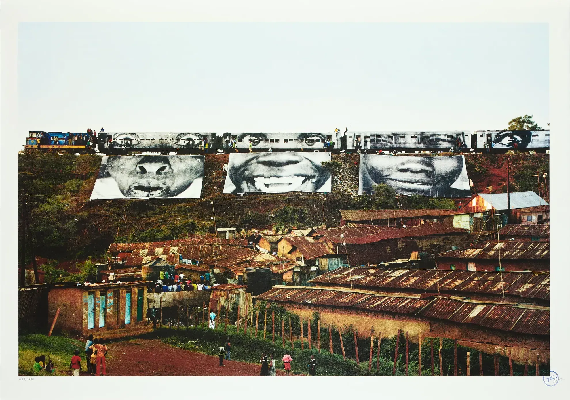 28-millimetres-women-are-heroes-in-kibera-slum-train-passage-1