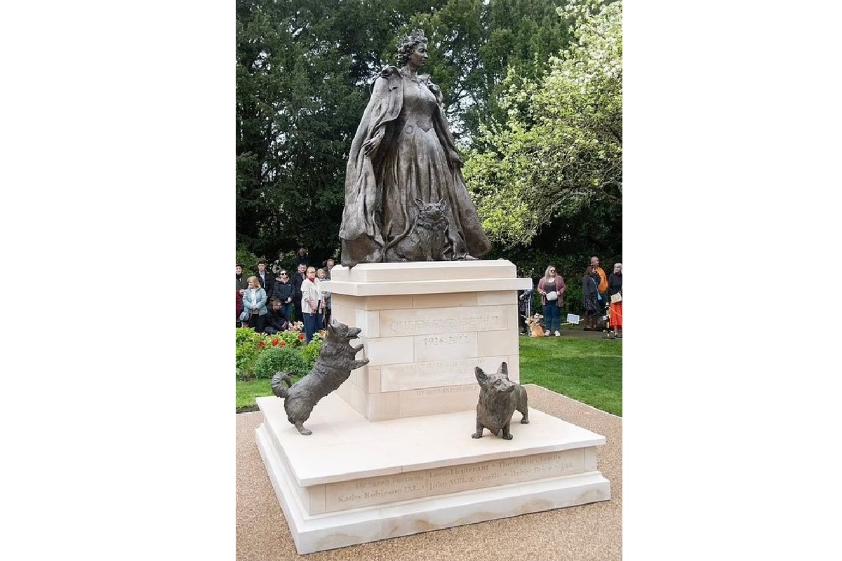 All Smiles: First Queen Elizabeth II Memorial Statue Unveiled in Oakham ... All Smiles: First Queen Elizabeth II Memorial Statue Unveiled in Oakham ...